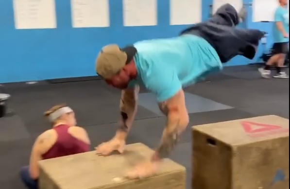 Il fait des box jumps... à la force des bras ! - WodNews