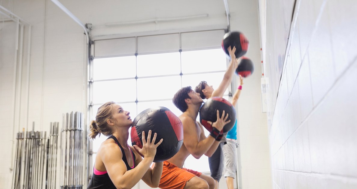 6 WODs TEAM de CrossFit ®* pour vous éclater avec votre partenaire ...